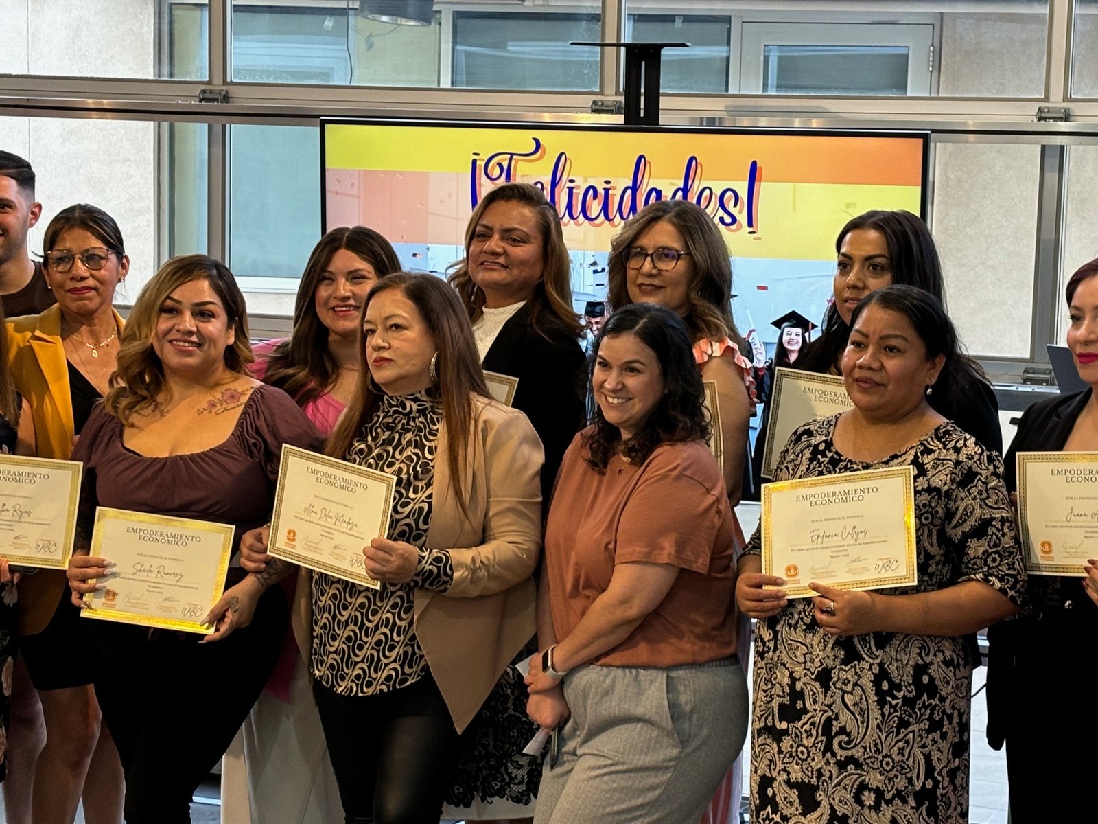 Mujeres sobrevivientes logran libertad financiera - Vida Latina